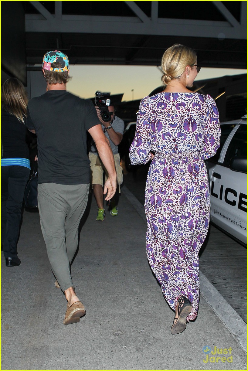 Dianna Agron & Nick Mathers Hold Hands at LAX | Photo 593722 - Photo ...