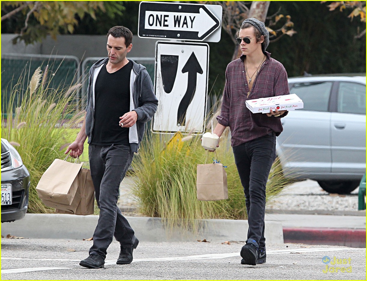 Harry Styles: Food Before Flight | Photo 599932 - Photo Gallery | Just ...
