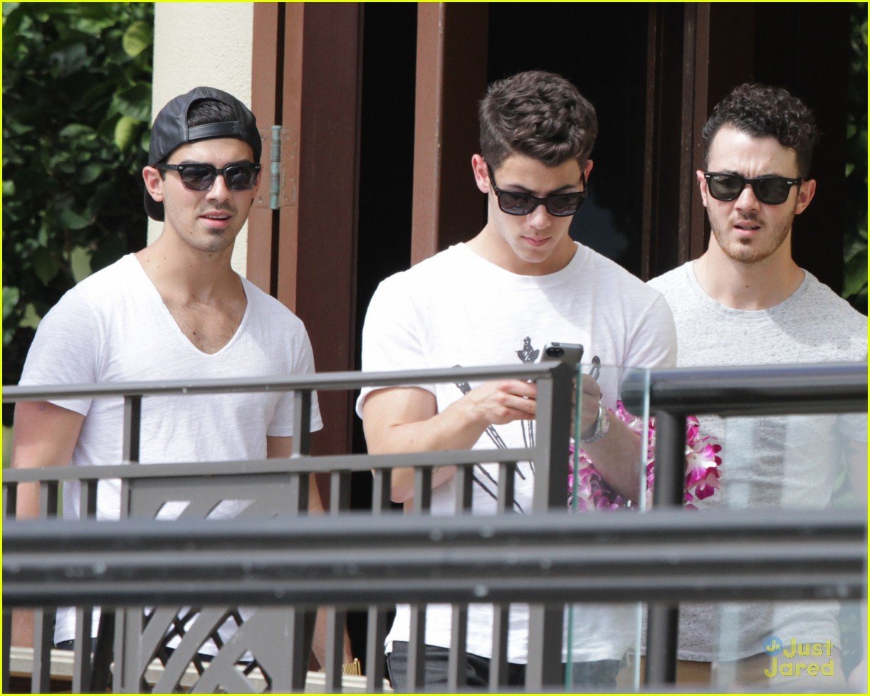Jonas Brothers: Down Time in Hawaii | Photo 602188 - Photo Gallery ...