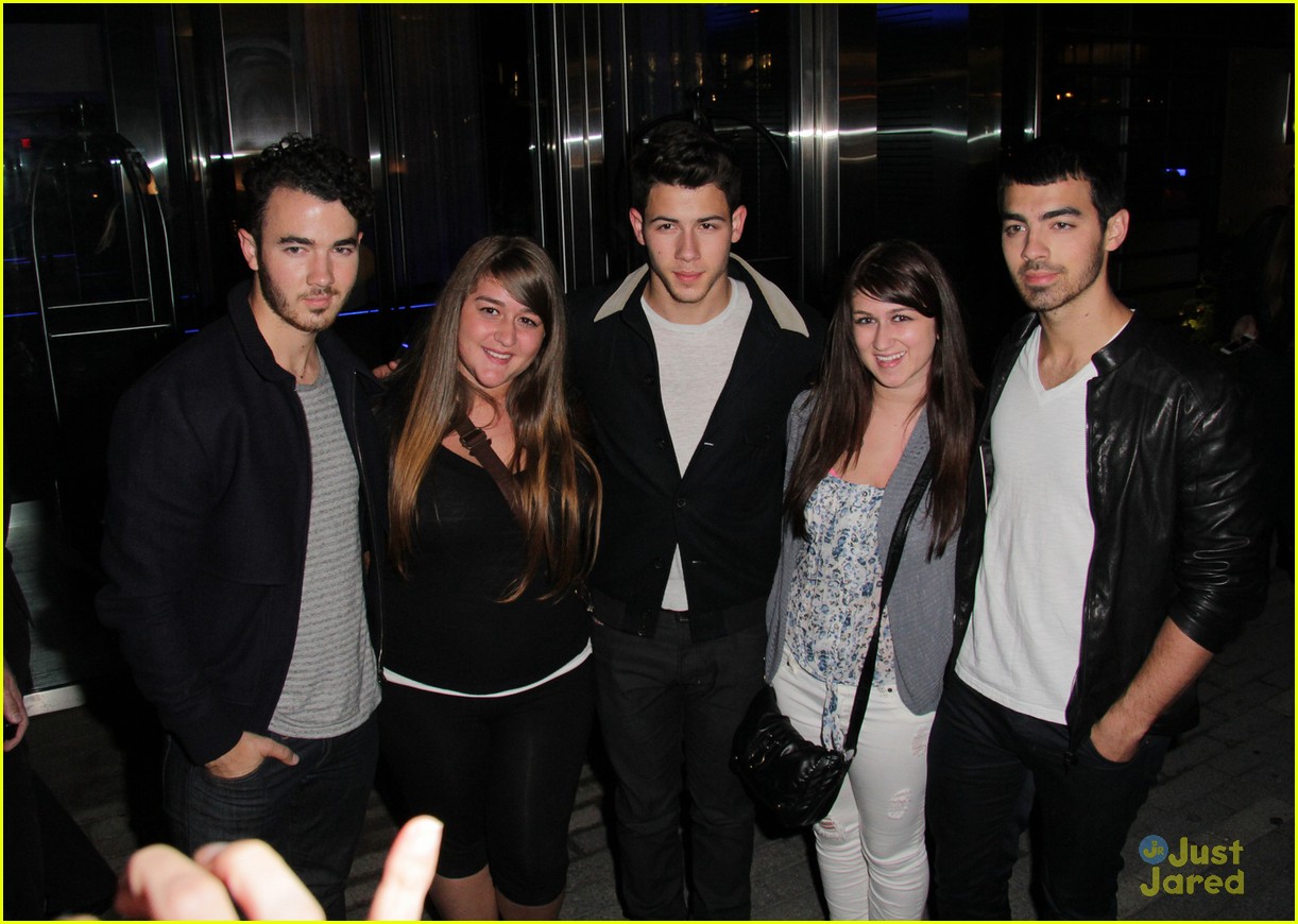 Jonas Brothers: Fan Friendly in Toronto! | Photo 599385 - Photo Gallery ...