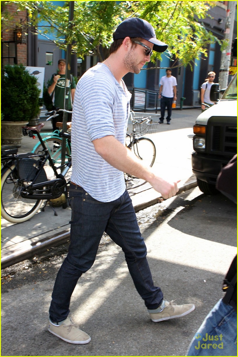 Liam Hemsworth: 'Paranoia' Out on DVD in November! | Photo 603377 ...