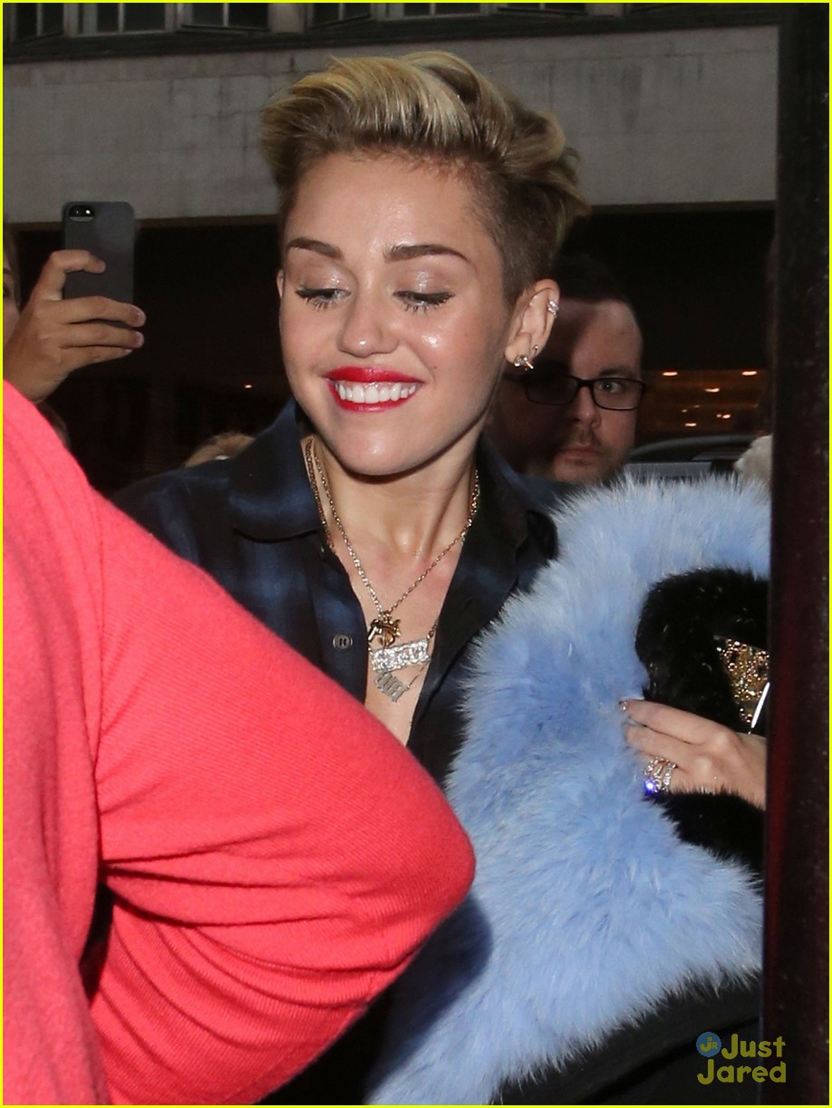 Miley Cyrus: 'Wrecking Ball' Video Breaks Vevo Record! | Photo 596354 ...