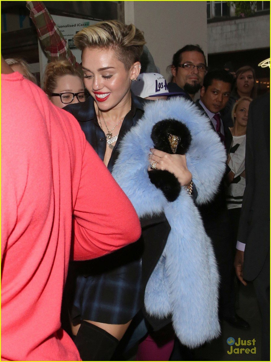 Miley Cyrus: 'Wrecking Ball' Video Breaks Vevo Record! | Photo 596355 ...