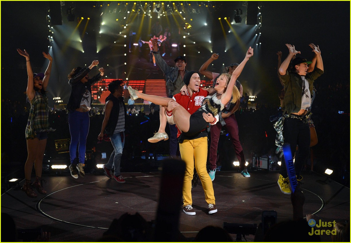 Taylor Swift & Rascal Flatts: 'What Hurts The Most' on RED Tour in ...
