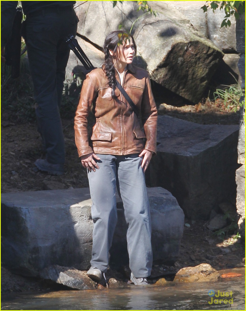 Jennifer Lawrence & Liam Hemsworth: Resting on Rock for 'Mockingjay ...