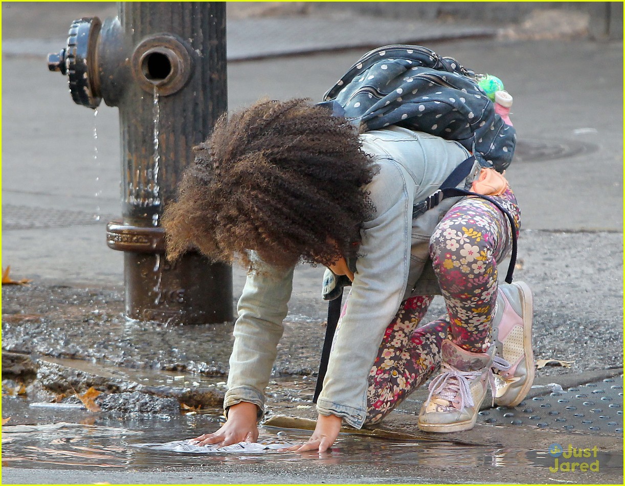 Quvenzhane Wallis: Piggy Back Ride on 'Annie' Set | Photo 604146 ...