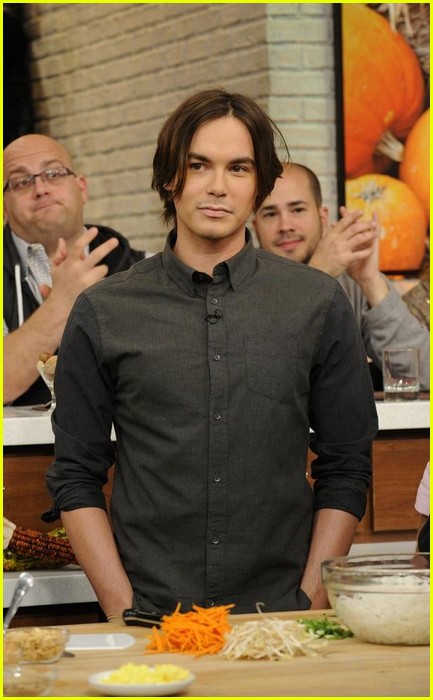 Tyler Blackburn Crushed on Sarah Michelle Gellar | Photo 610531 - Photo ...