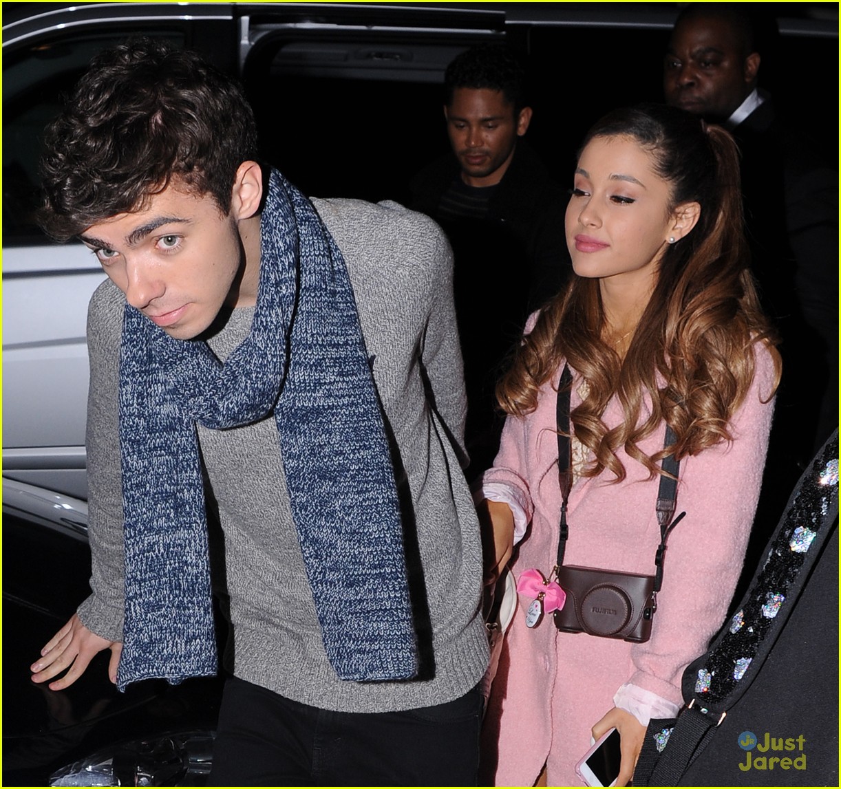 Ariana Grande & Nathan Skyes: Kisses at Manna Restaurant | Photo 615413 ...