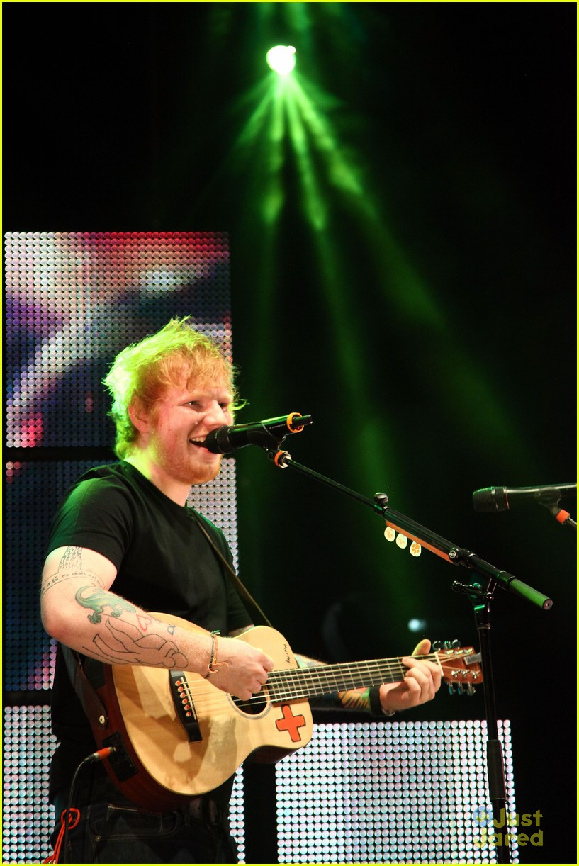 Full Sized Photo Of Ed Sheeran Gingerbread Man Halloween Concert 01