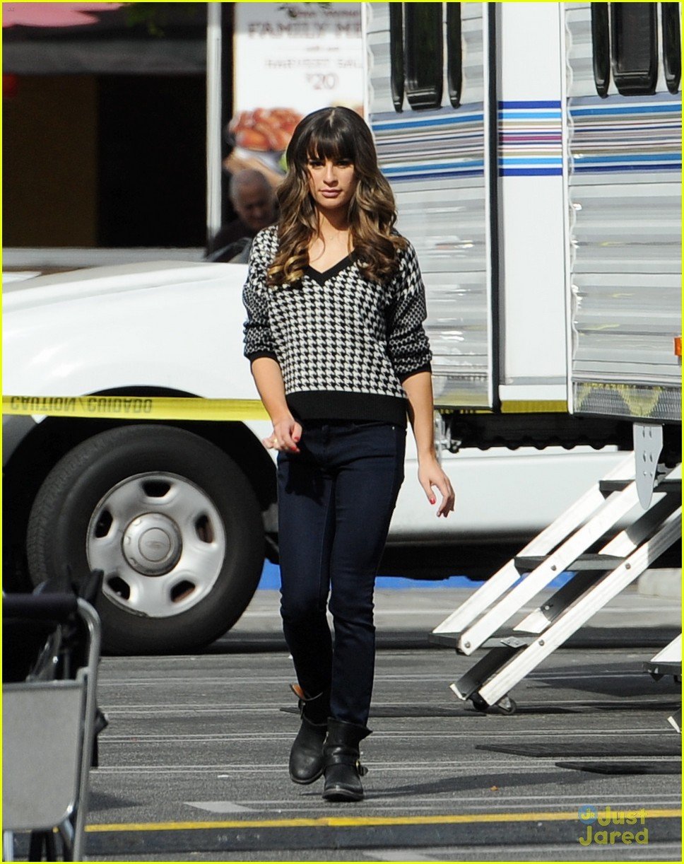 Lea Michele & Naya Rivera: Christmas Scenes for 'Glee'! | Photo 615398 - Photo Gallery | Just ...