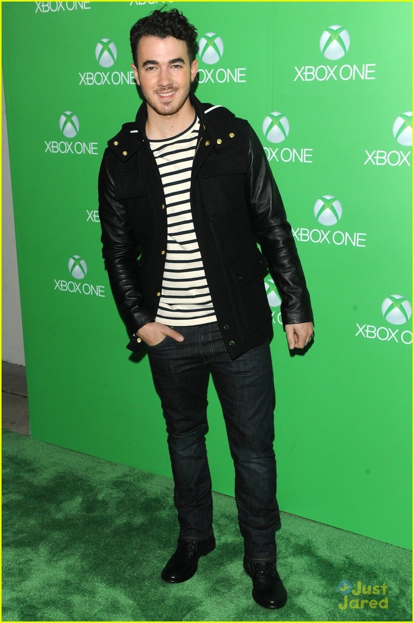 Joe & Kevin Jonas: Xbox One Launch | Photo 620707 - Photo Gallery ...