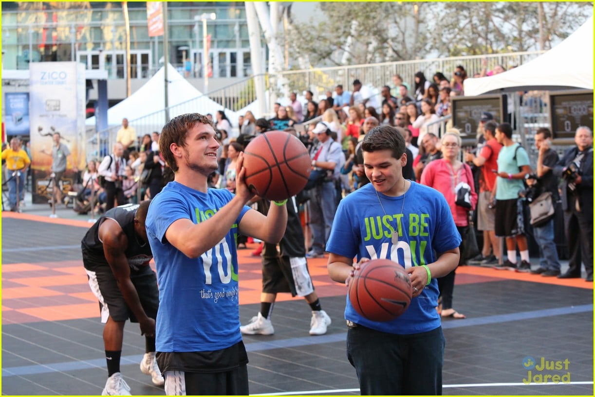 Josh Hutcherson Honors Zachary Kerr for the TeenNick Halo Awards 2013 ...
