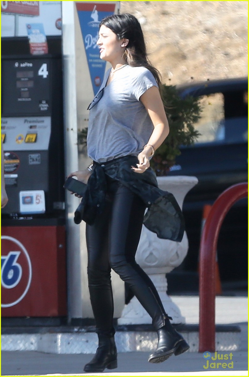 Full Sized Photo Of Kylie Jenner Gas Station Stop With Lil Twist 01 Kylie Jenner Gas Station