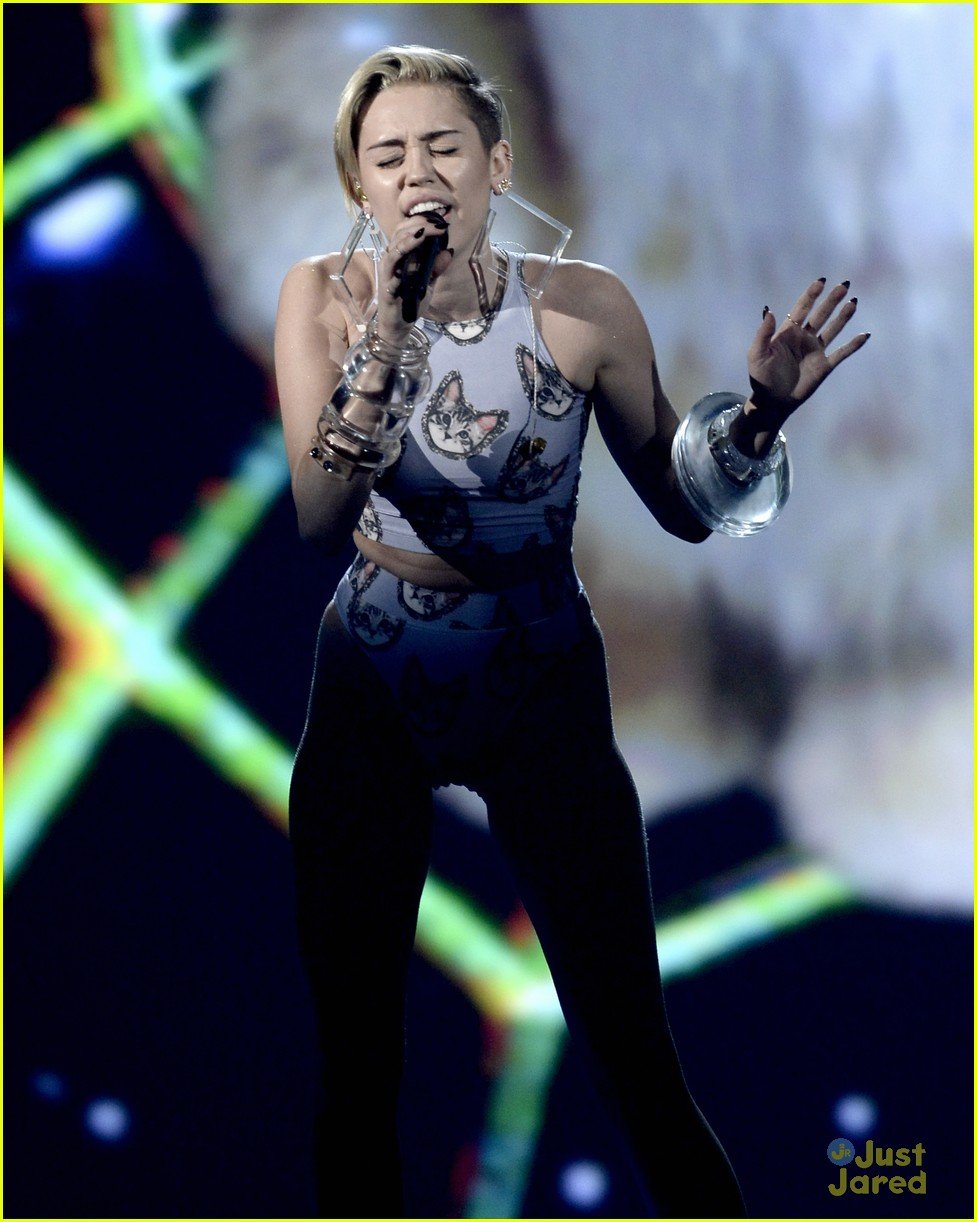 Miley Cyrus: 'Wrecking Ball' at AMAs 2013 - Watch Now! | Photo 621373 ...
