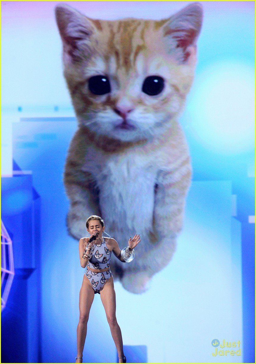 Miley Cyrus: 'Wrecking Ball' at AMAs 2013 - Watch Now! | Photo 621374 ...