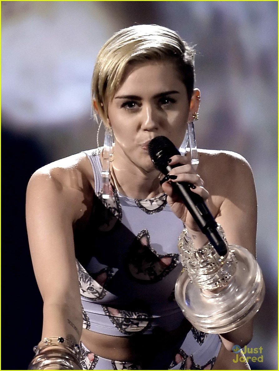 Full Sized Photo of miley cyrus amas performance pics 09 | Miley Cyrus ...