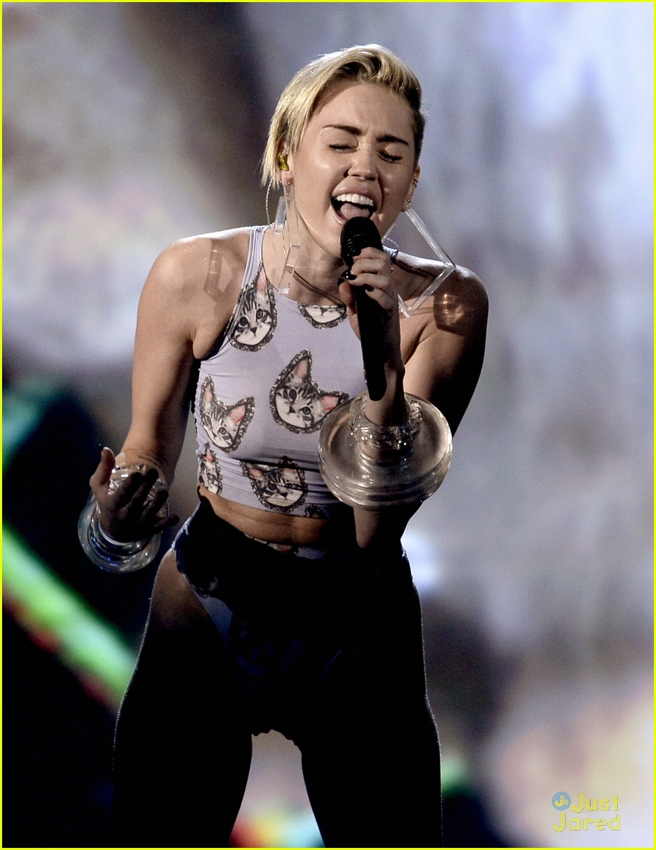 Miley Cyrus: 'Wrecking Ball' at AMAs 2013 - Watch Now! | Photo 621377 ...