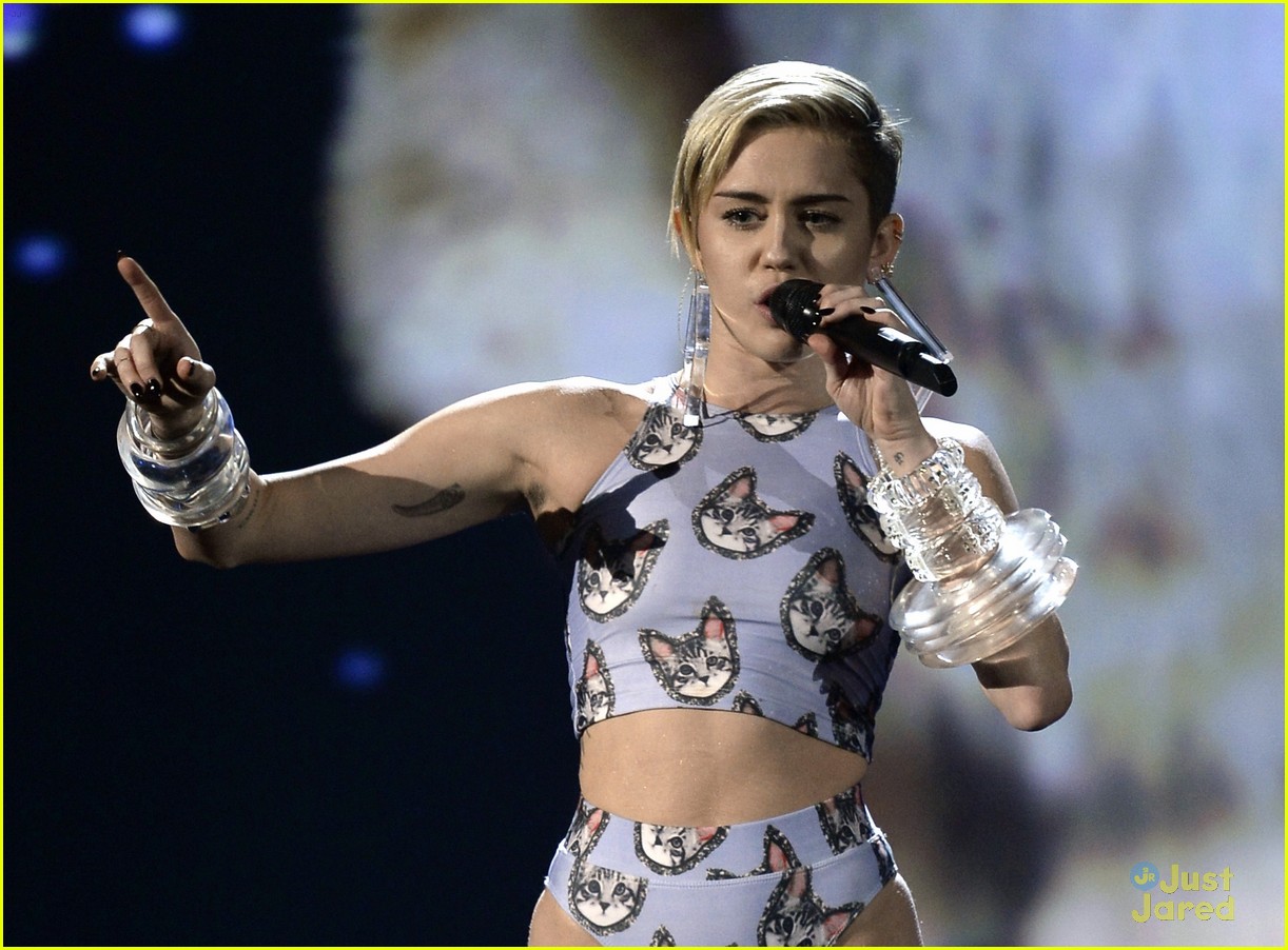Full Sized Photo of miley cyrus amas performance pics 13 | Miley Cyrus ...