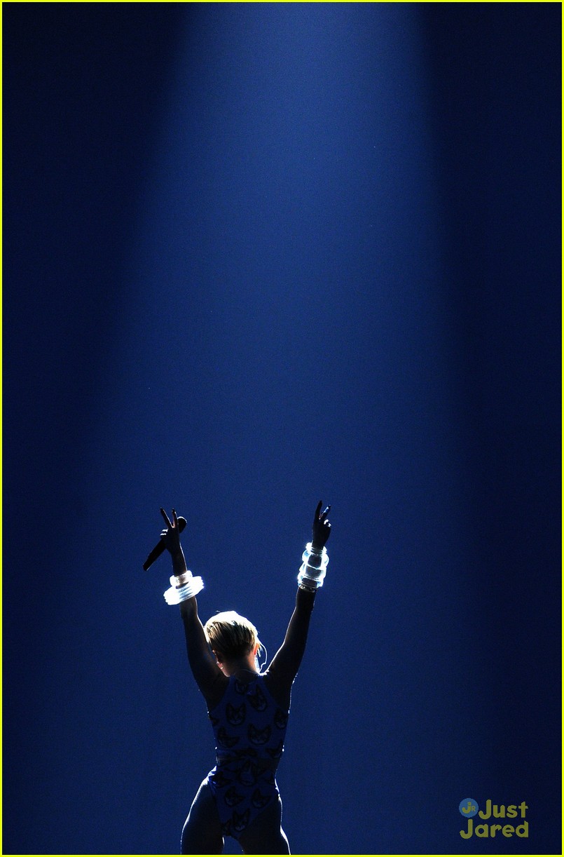 Miley Cyrus: 'Wrecking Ball' at AMAs 2013 - Watch Now! | Photo 621389 ...