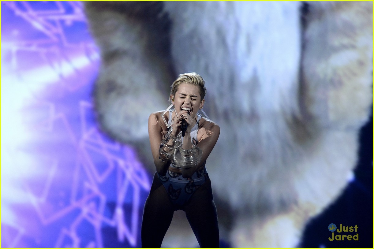 Miley Cyrus: 'Wrecking Ball' at AMAs 2013 - Watch Now! | Photo 621391 ...