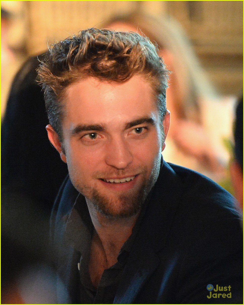 Robert Pattinson Debuts Goatee at GO GO Gala | Photo 618039 - Photo ...