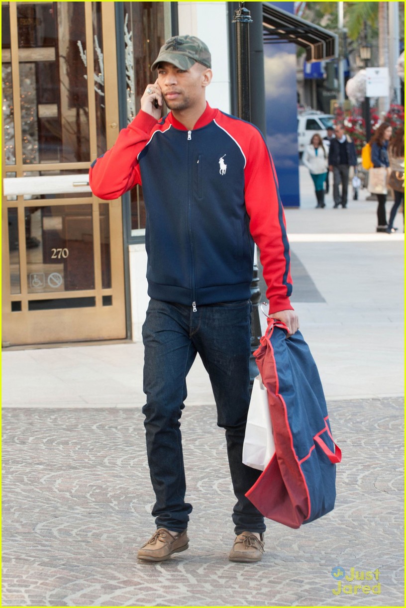 Kendrick Sampson: Santa Claus Photo Op! | Photo 626086 - Photo Gallery ...