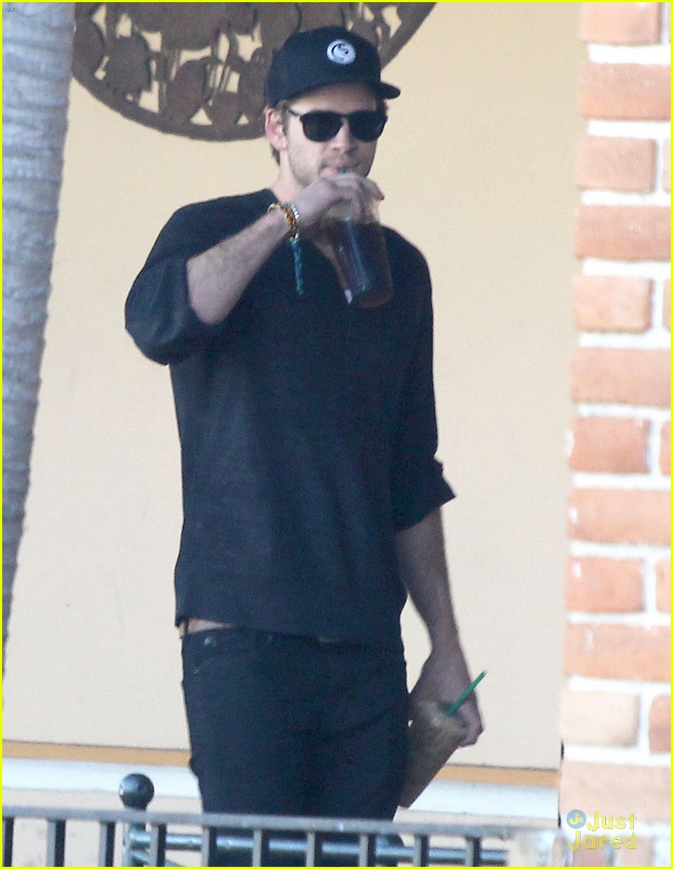 Liam Hemsworth: Coffee Run with Dad Craig | Photo 629136 - Photo ...