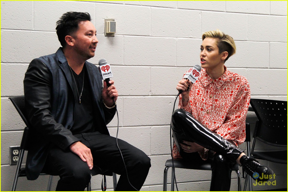 Miley Cyrus: Santa Body Suit at Atlanta Jingle Ball | Photo 626318 ...