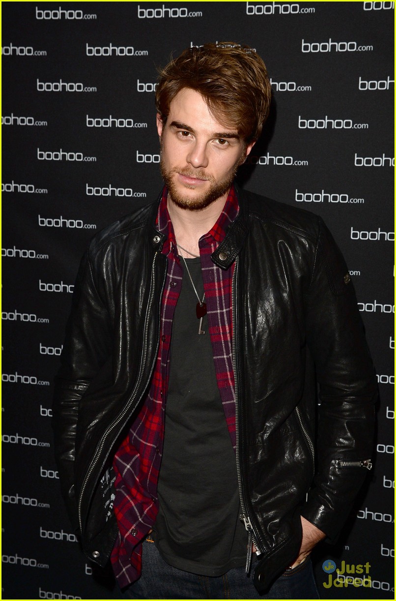 Zoey Deutch & Holland Roden: Beyonce Concert Viewing Party! | Photo ...