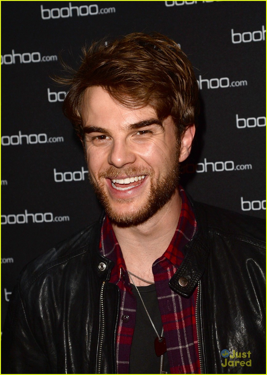 Zoey Deutch & Holland Roden: Beyonce Concert Viewing Party! | Photo ...