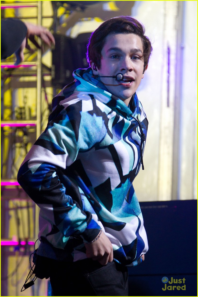 Austin Mahone: Aquafina FlavorSplash Concert with Kylie Jenner! | Photo ...