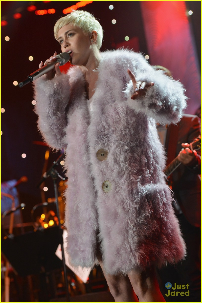 Miley Cyrus: Clive Davis' Pre-Grammys Gala Performance Pics & Video ...
