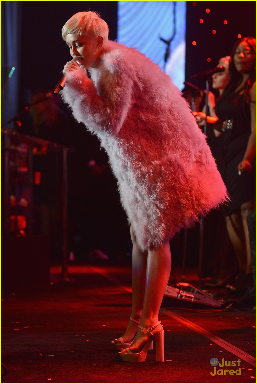 Miley Cyrus: Clive Davis' Pre-Grammys Gala Performance Pics & Video ...