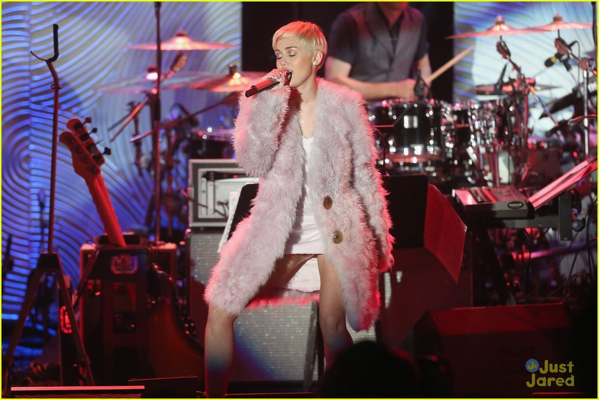 Miley Cyrus: Clive Davis' Pre-Grammys Gala Performance Pics & Video ...