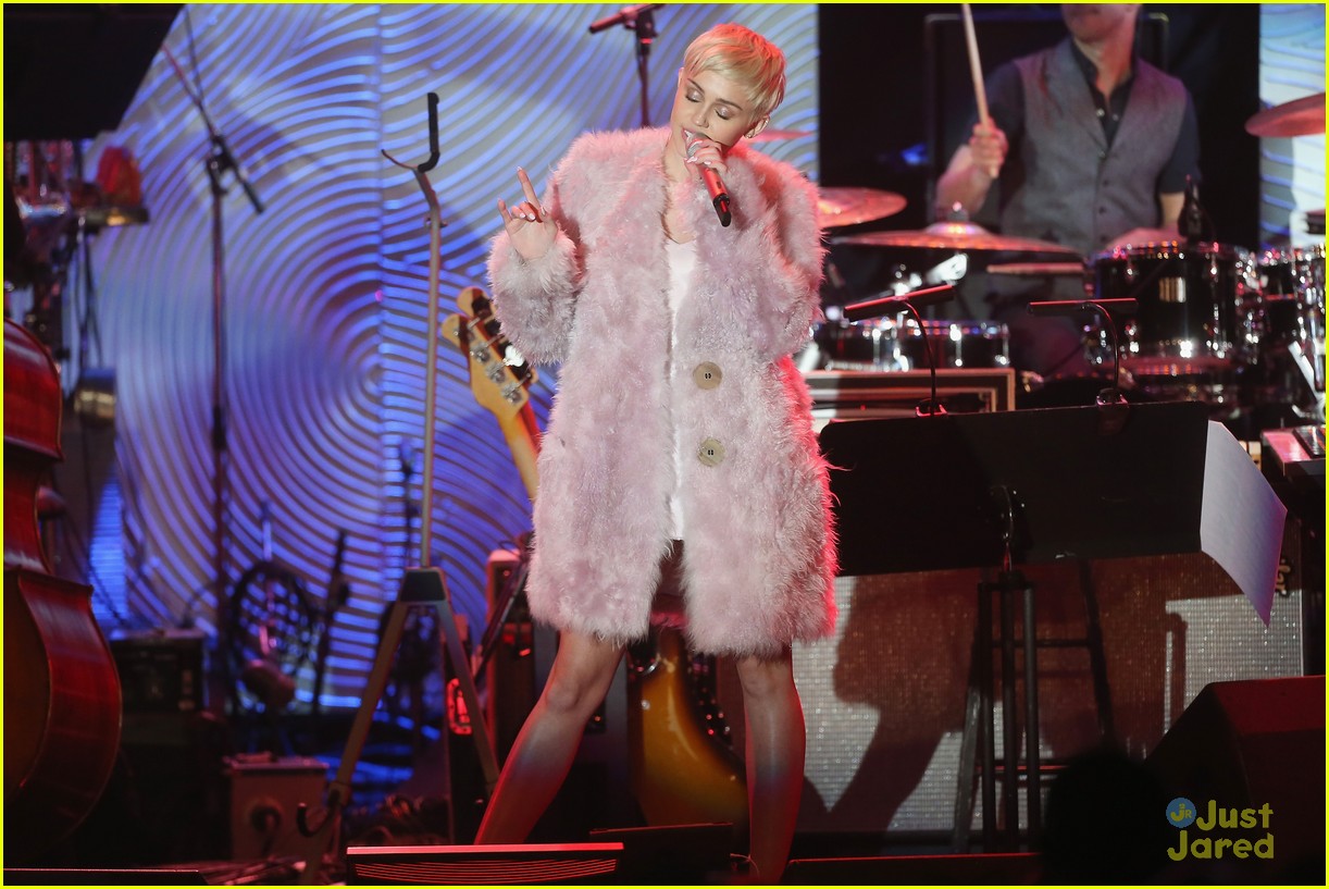 Miley Cyrus: Clive Davis' Pre-Grammys Gala Performance Pics & Video ...