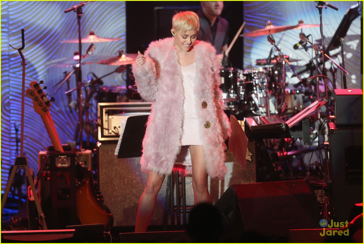 Miley Cyrus: Clive Davis' Pre-Grammys Gala Performance Pics & Video ...