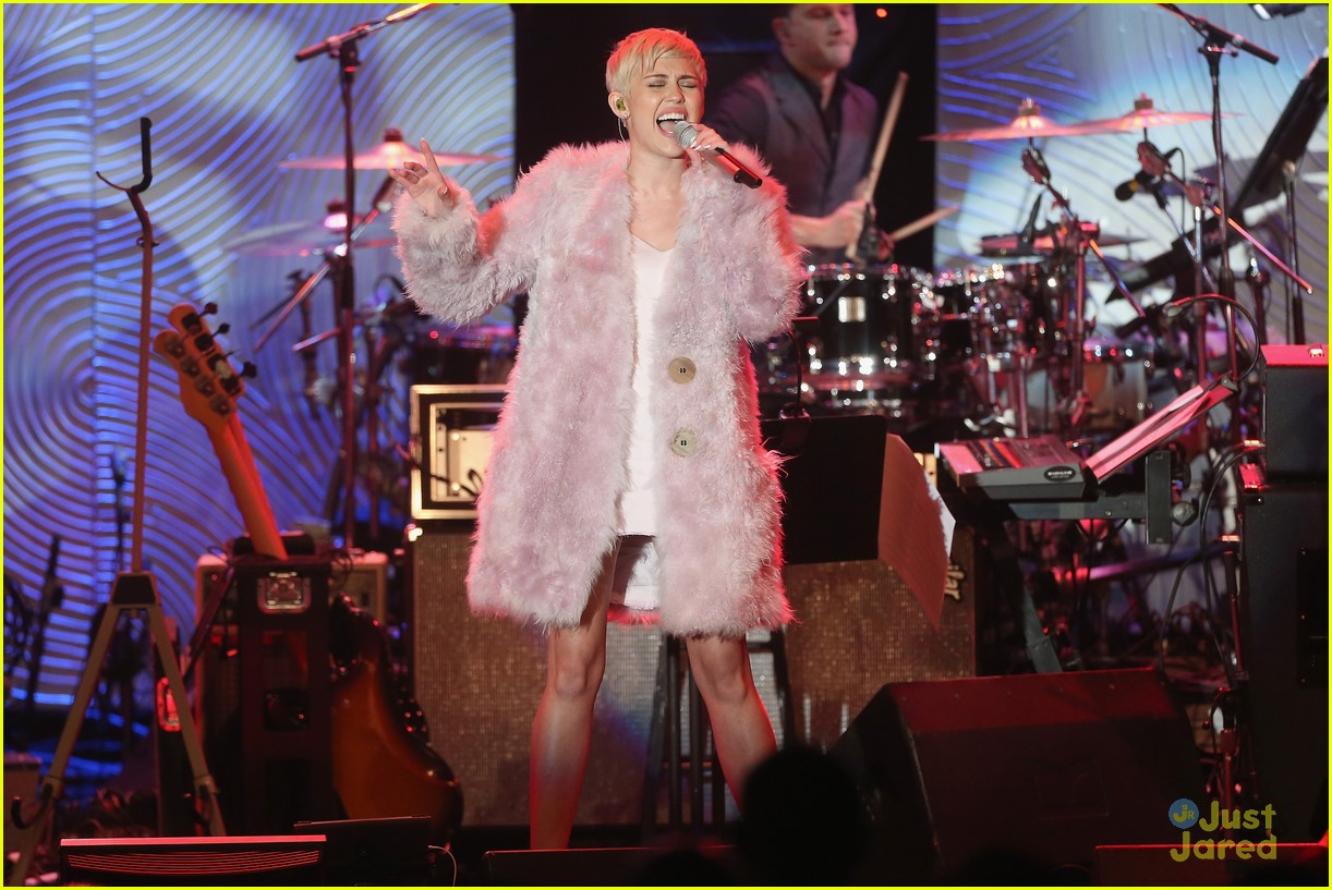 Miley Cyrus: Clive Davis' Pre-Grammys Gala Performance Pics & Video ...