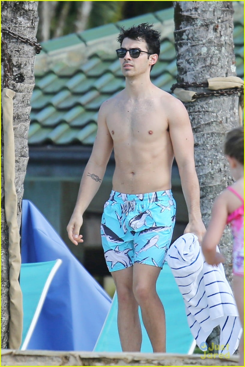 Full Sized Photo of joe jonas shirtless frisbee hawaii 05 | Joe Jonas ...