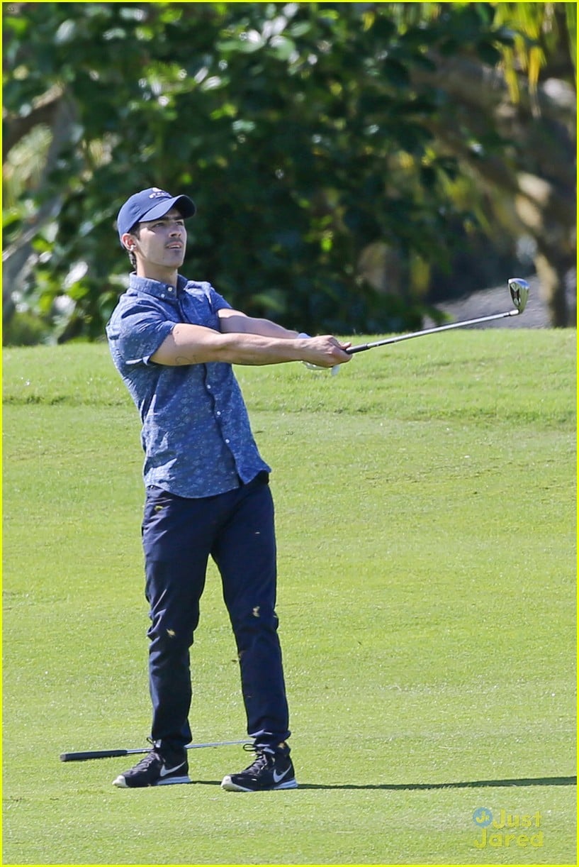 Nick & Joe Jonas: Golfing Guys in Hawaii | Photo 631689 - Photo Gallery ...