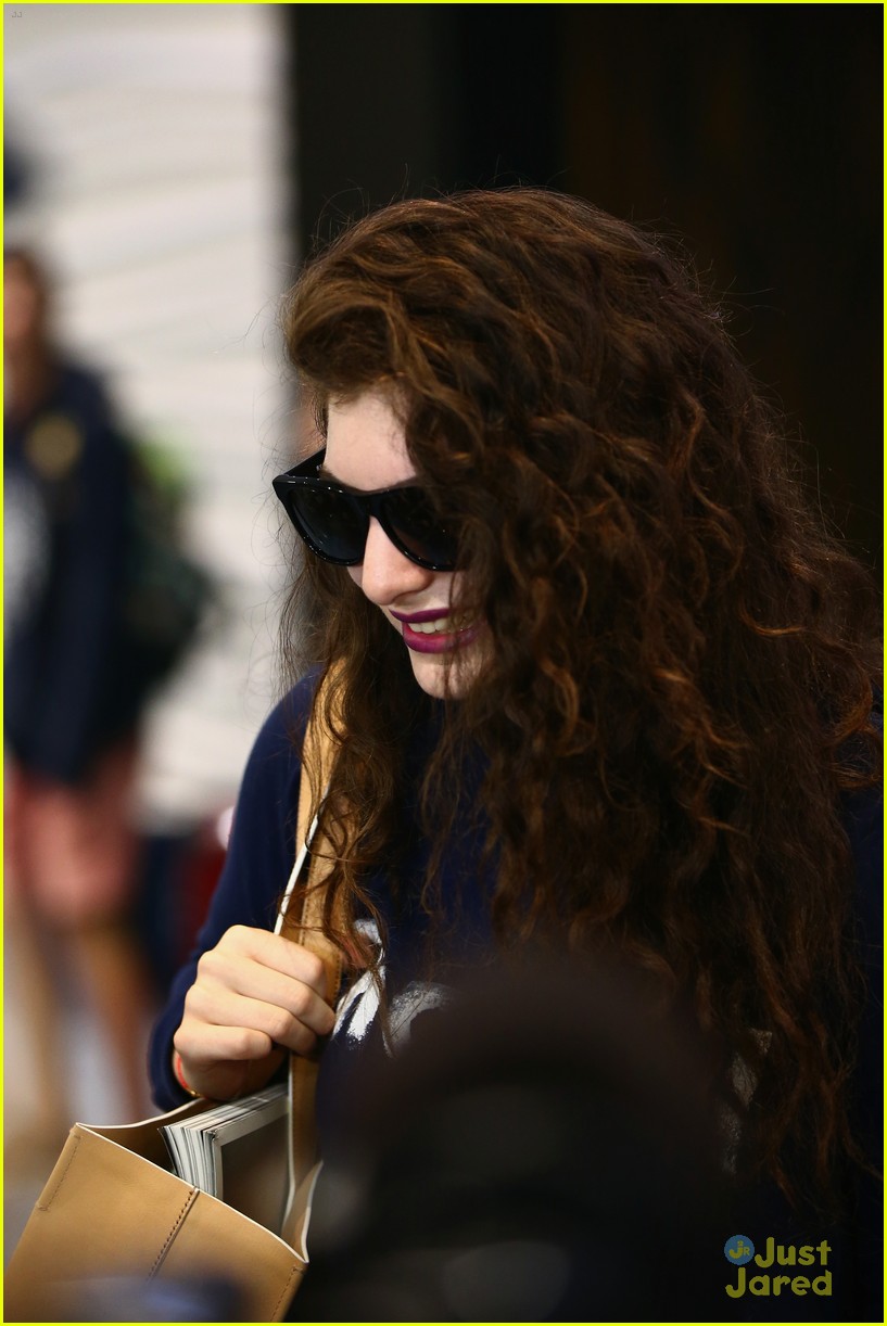 Lorde: Back in New Zealand After Grammys Win | Photo 639525 - Photo ...