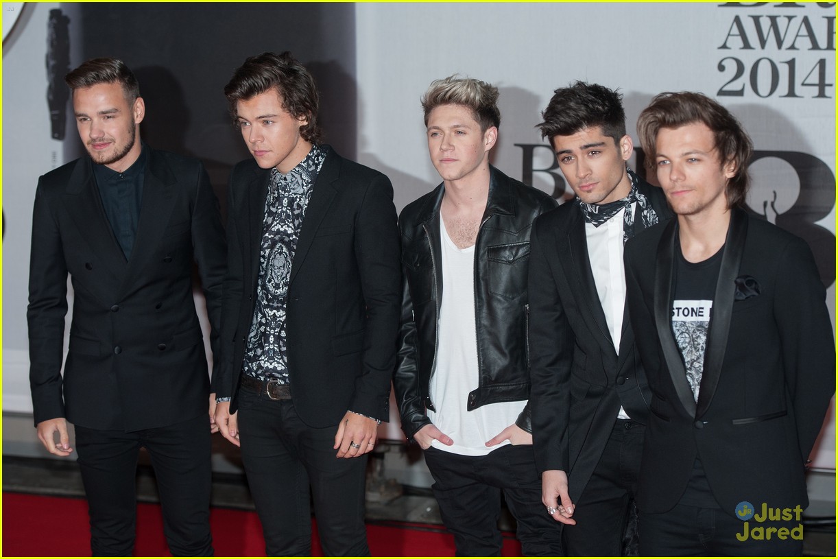 One Direction's Niall Horan Uses Crutches on Red Carpet at BRIT Awards ...