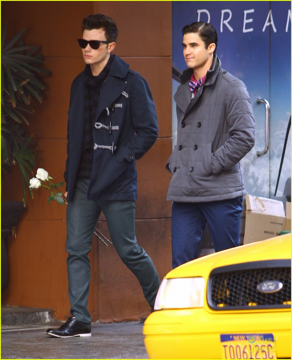 Full Sized Photo of darren criss leans on chris colfer while filming glee 16 | Darren Criss ...