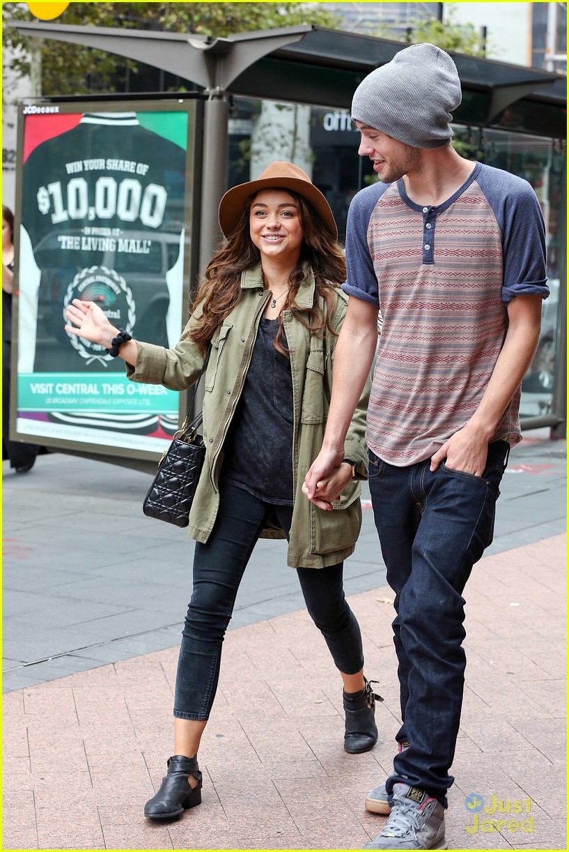 Sarah Hyland & Matt Prokop Take A Sydney Stroll | Photo 644820 - Photo ...