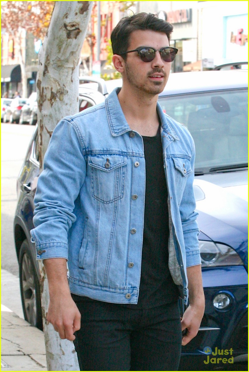 Joe Jonas Runs Late To Lunch with Paris Carney & Greg Garbowsky | Photo ...