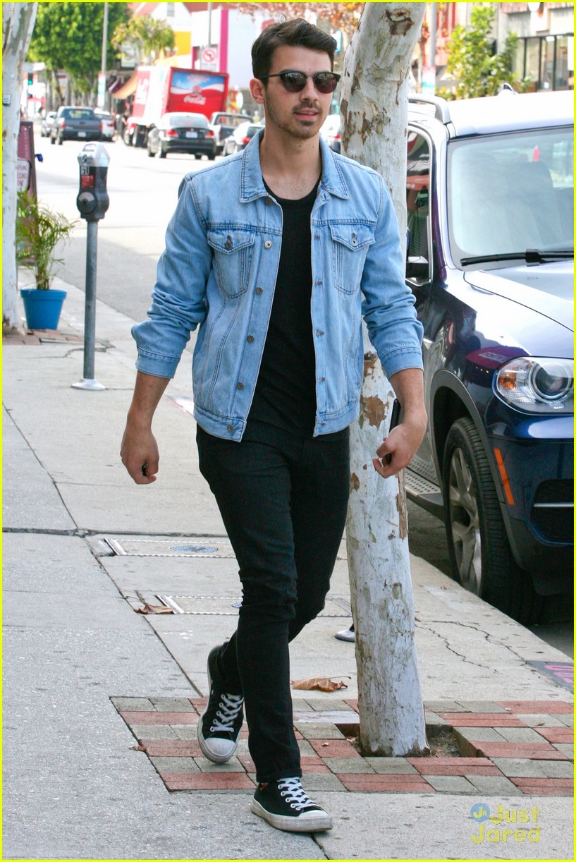 Joe Jonas Runs Late To Lunch with Paris Carney & Greg Garbowsky | Photo ...
