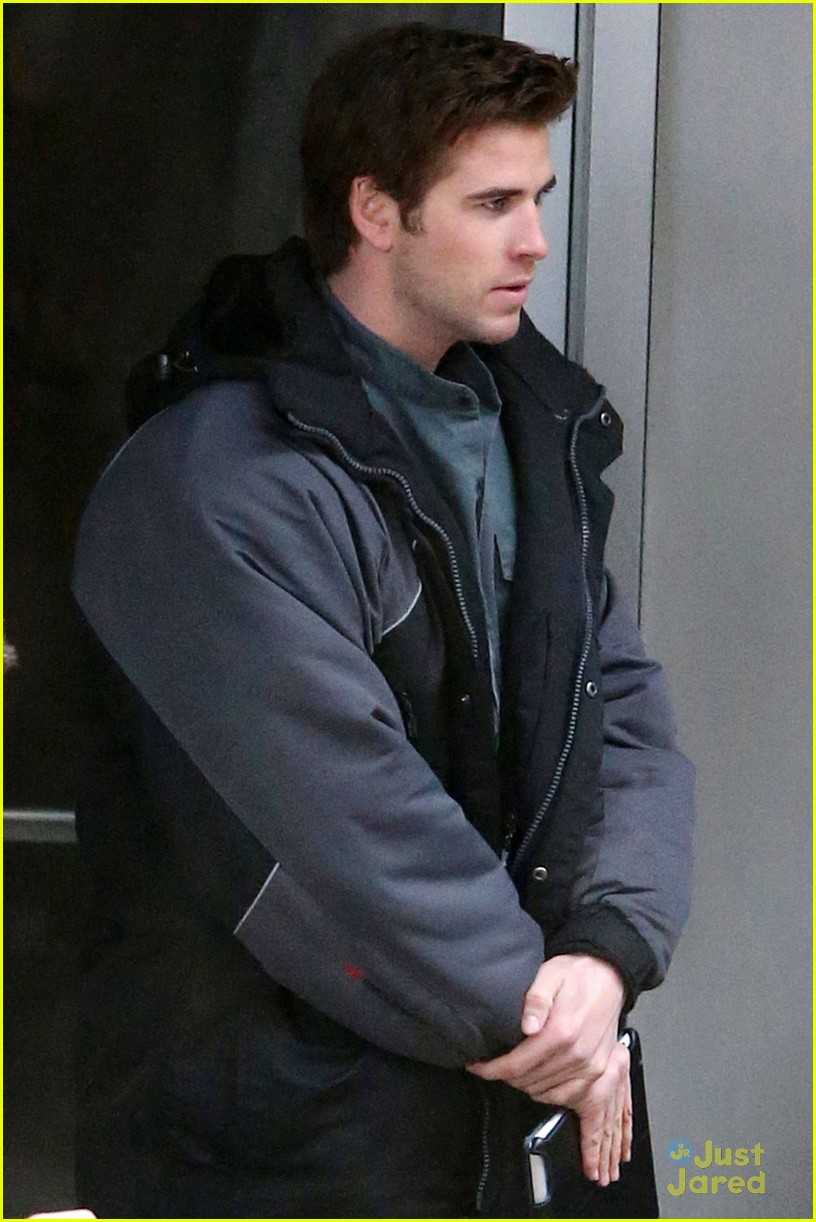 Liam Hemsworth: 'Mockingjay' Filming Continues After Philip Seymour ...