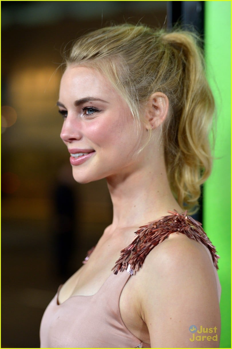 Lucy Fry & Dominic Sherwood: 'Vampire Academy' Premiere Pair | Photo ...