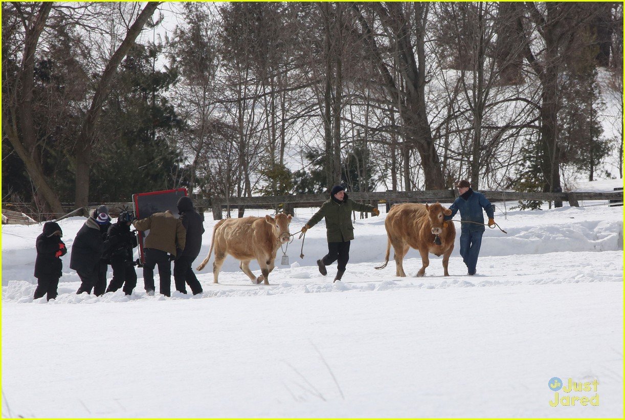 Robert Pattinson: Cattle Wrangler on 'Life' Set | Photo 647525 - Photo ...