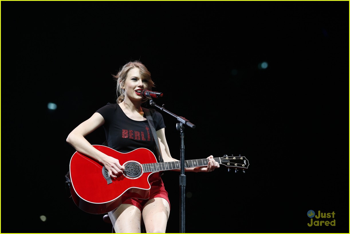 Taylor Swift & Ed Sheeran: 'I See Fire' Duet in Berlin! | Photo 642523 ...