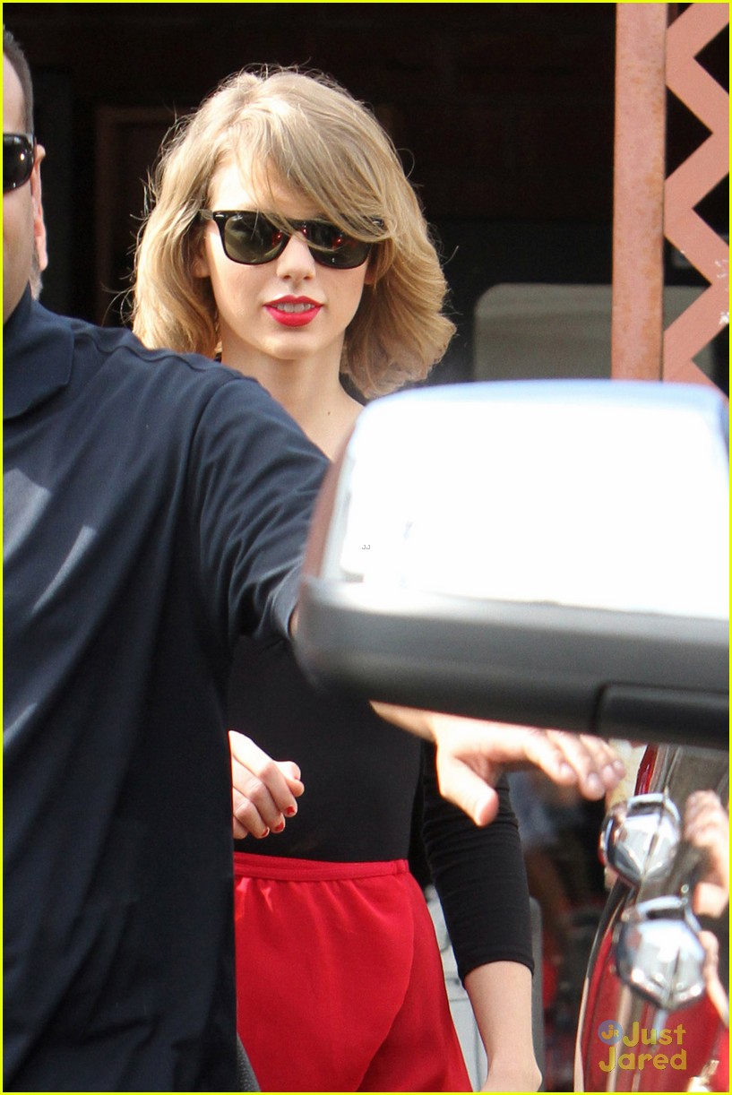 Taylor Swift Needs Multiple Bodyguards for Dance Class Exit | Photo ...